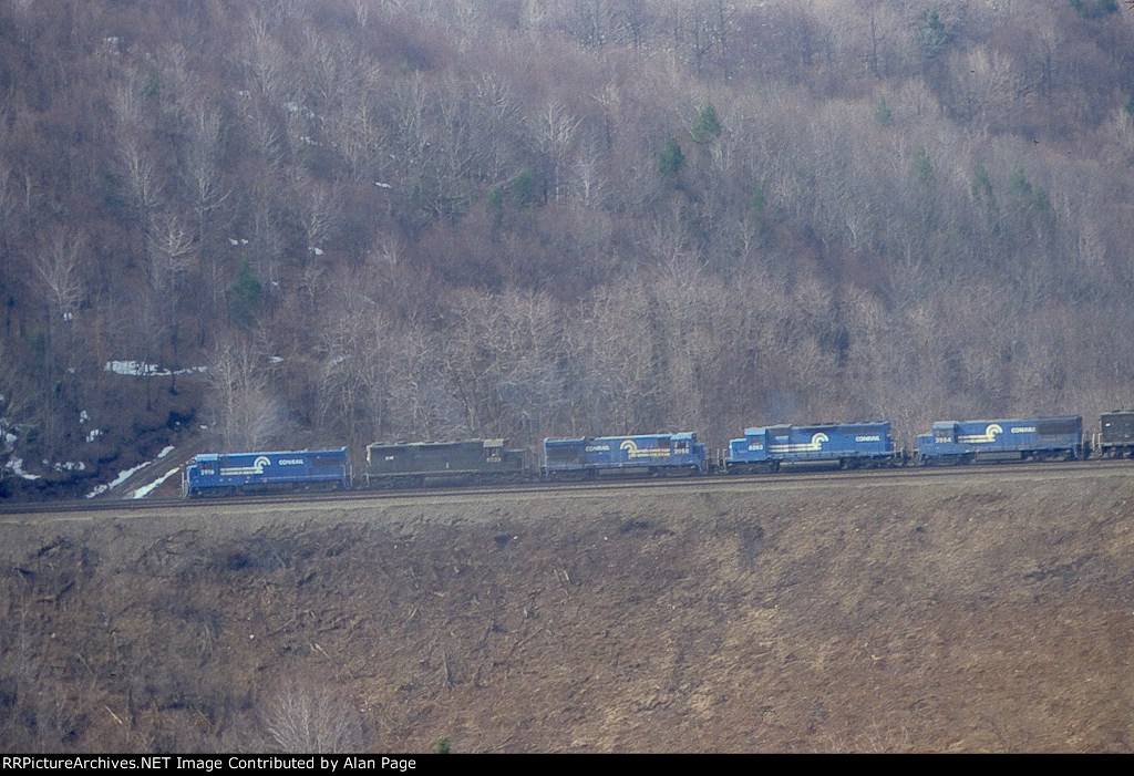 CR U33B 2916, SD35 6039, U33B 2958, SD40 6283, U25B 2564, and a GP38 pull empty hoppers up the hill